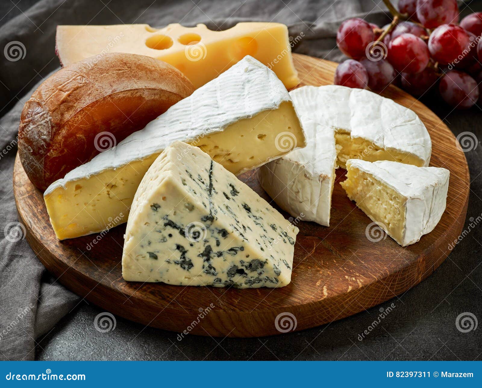 Vari tipi di formaggi immagine stock. Immagine di ingrediente - 82397311