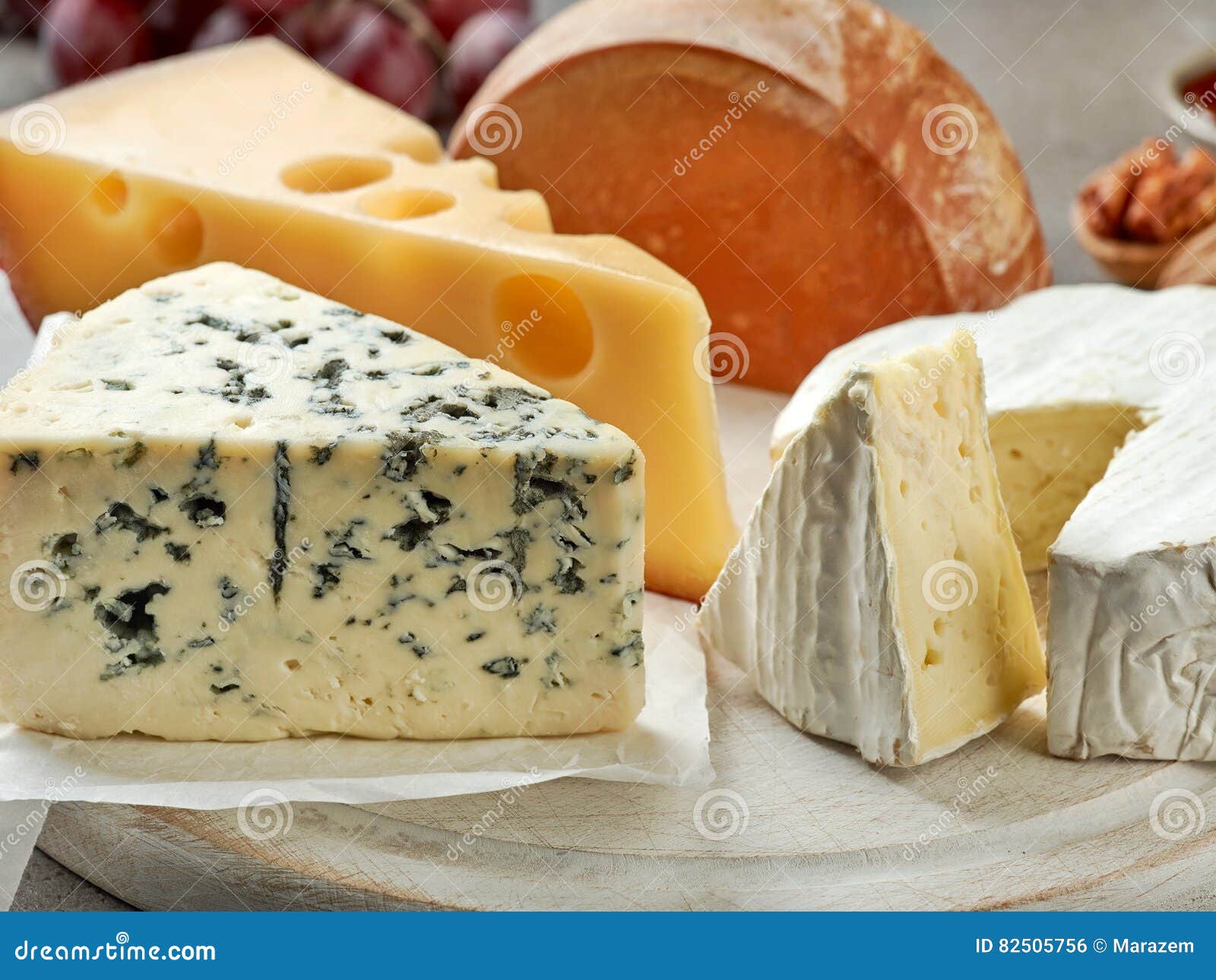 Vari tipi di formaggi fotografia stock. Immagine di colazione - 82505756