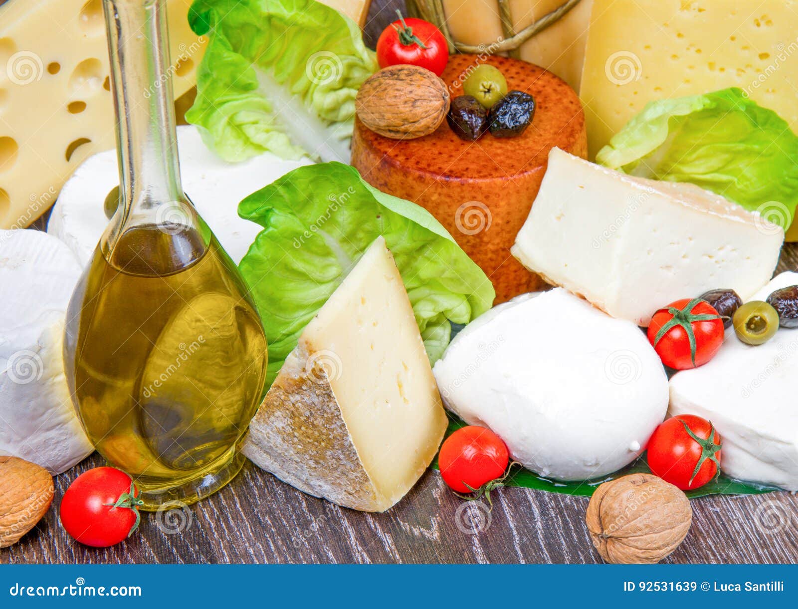 Vari Tipi Di Formaggi Su Legno Immagine Stock - Immagine di legno, tipi ...