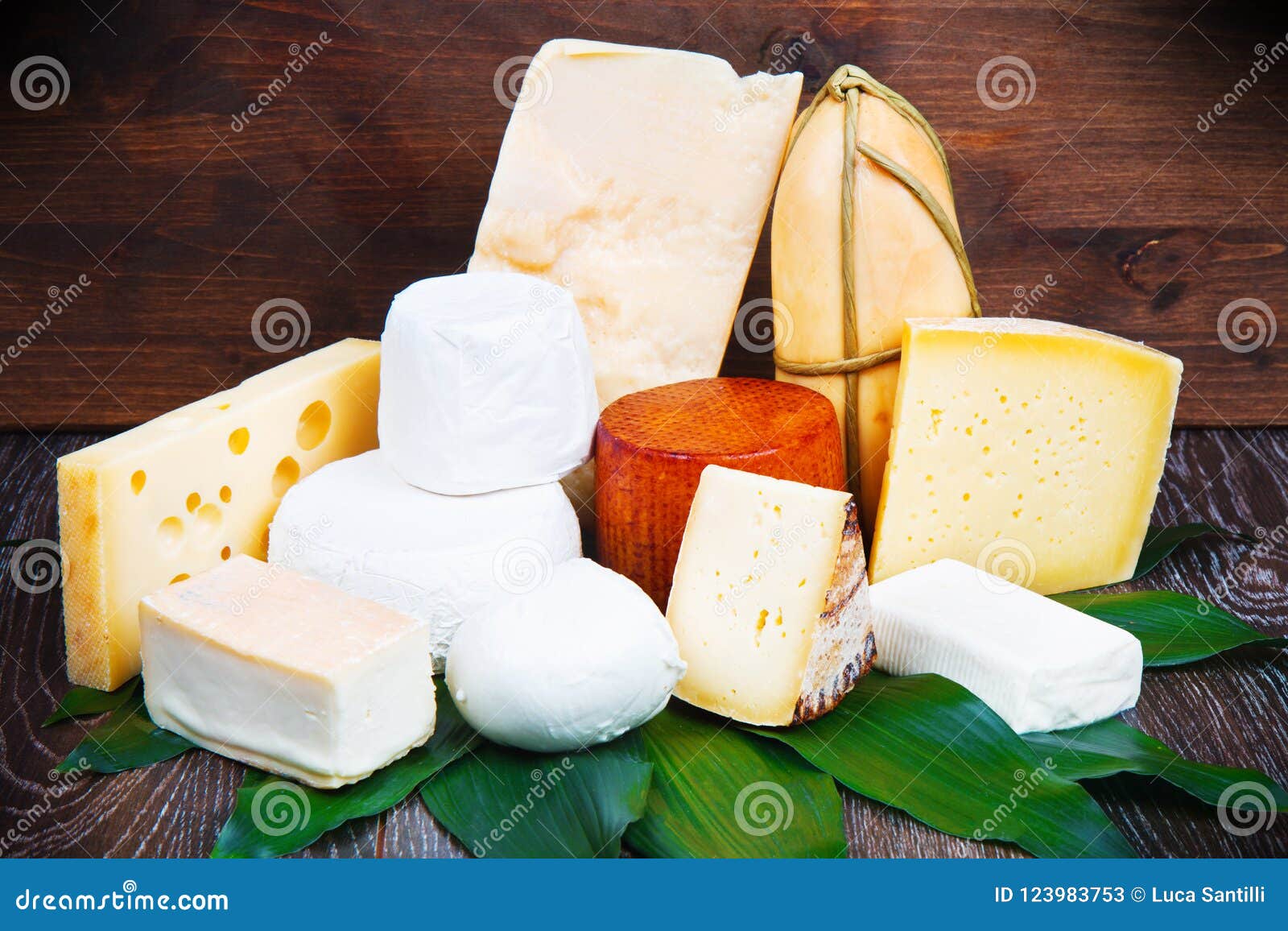 Vari Tipi Di Formaggi Su Legno Bianco Immagine Stock - Immagine di ...