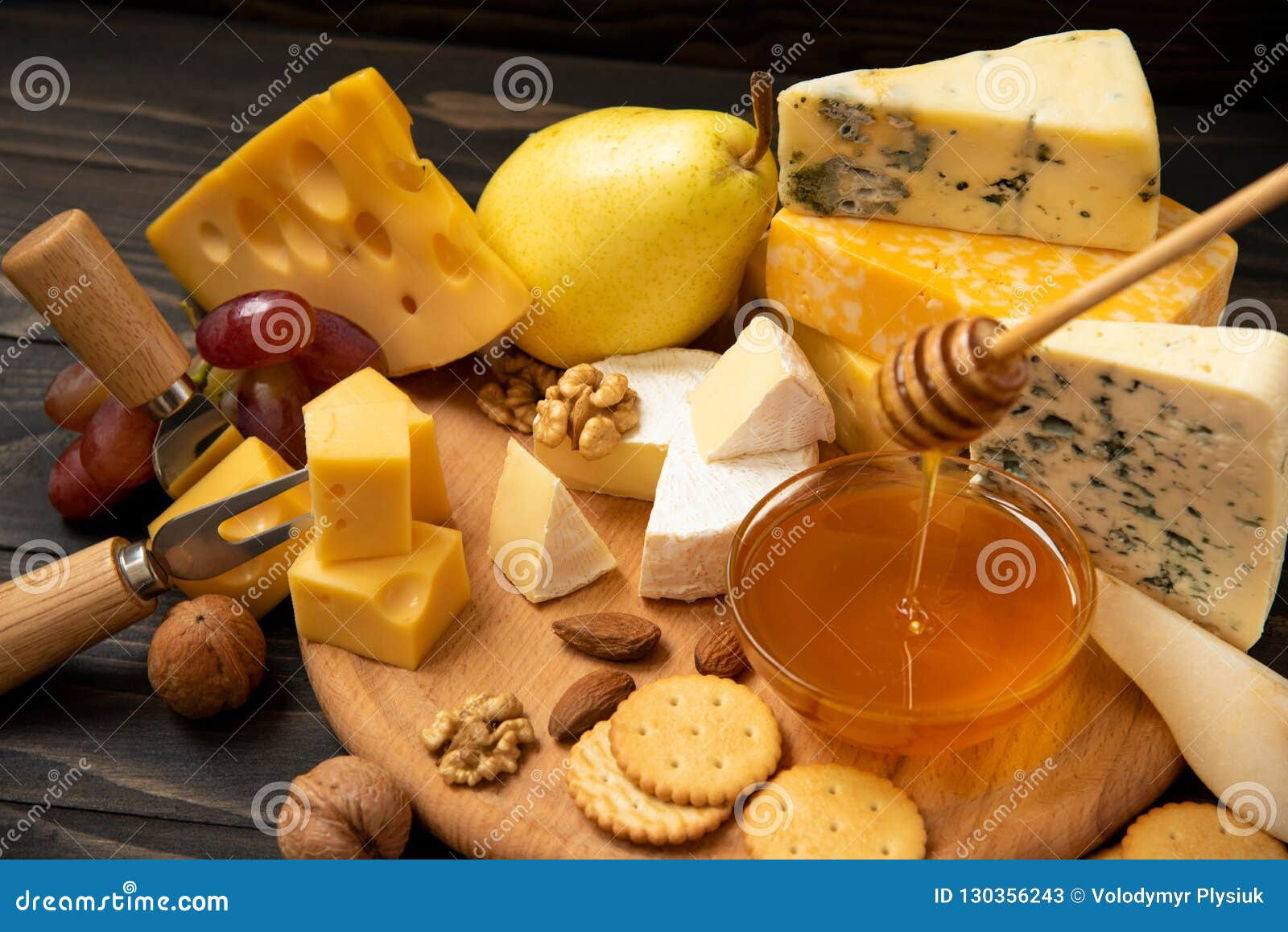 Vari Tipi Di Formaggi Su Una Tavola Rustica Immagine Stock - Immagine ...