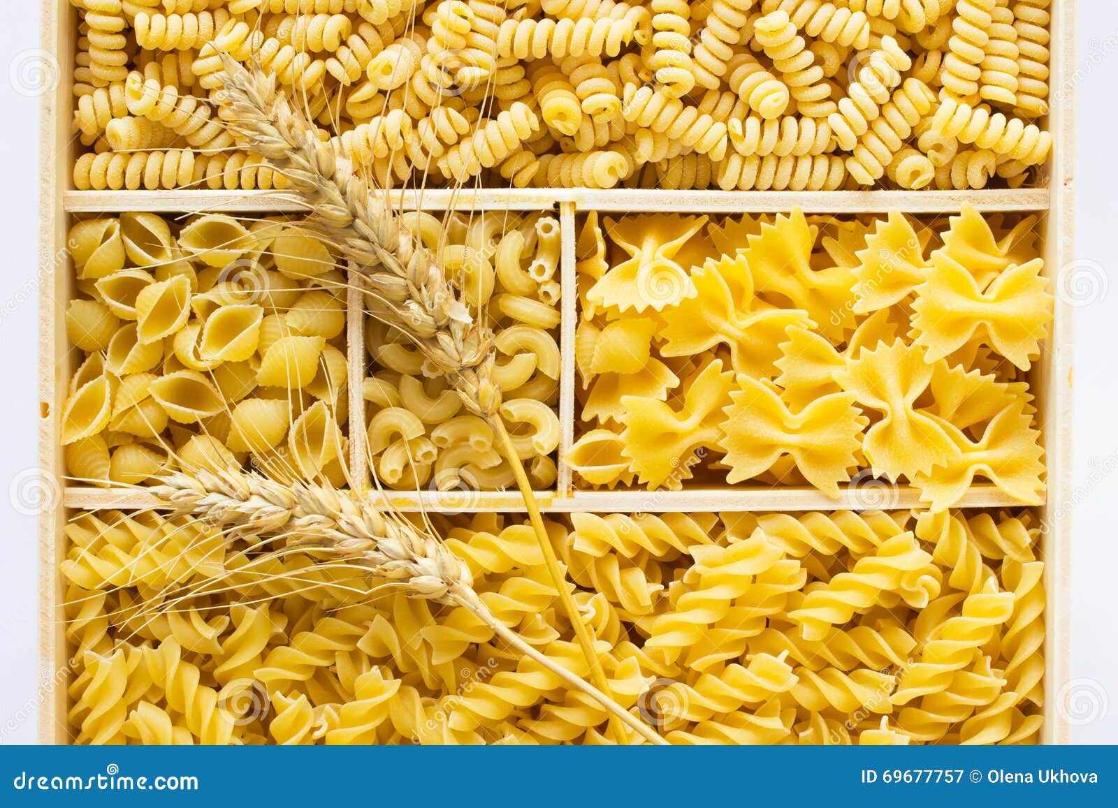 Varias Clases De Pastas En Una Caja De Madera Dos Puntillas Imagen de ...