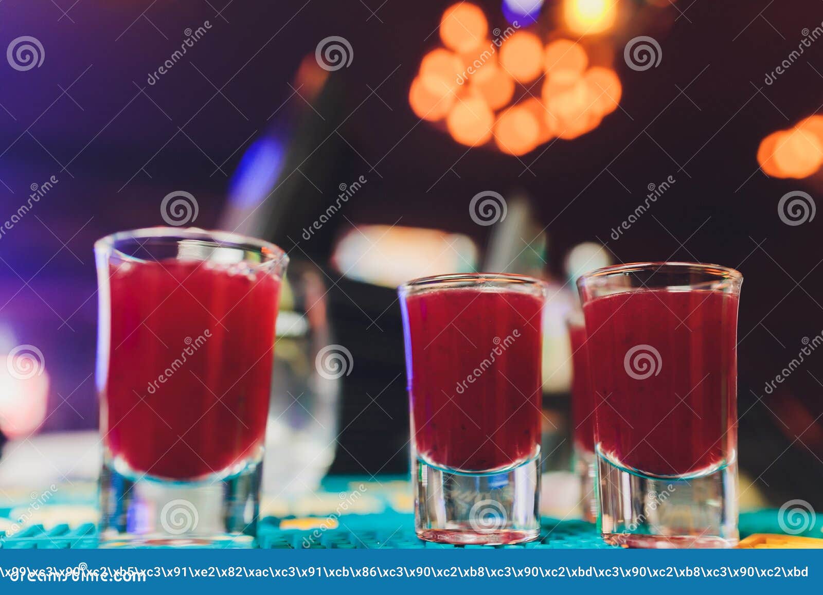 Varias Tomas De Alcohol Rojo En Un Bar. Foto de archivo - Imagen de ...