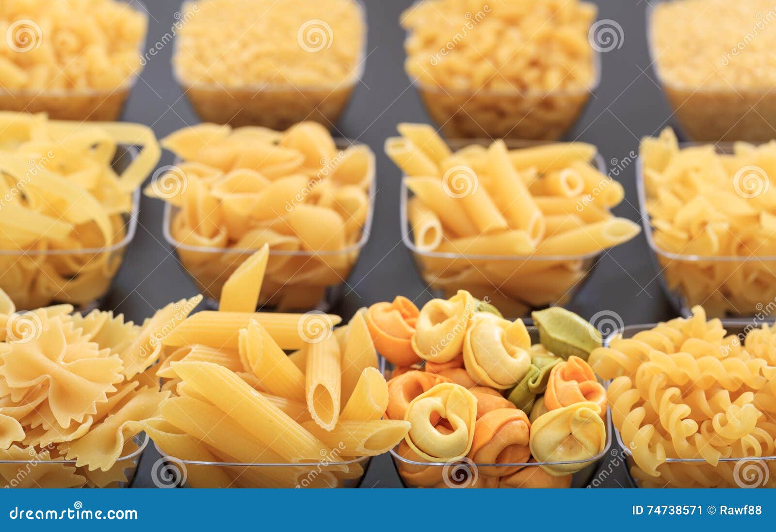 Varie forme di pasta immagine stock. Immagine di spaghetti - 74738571