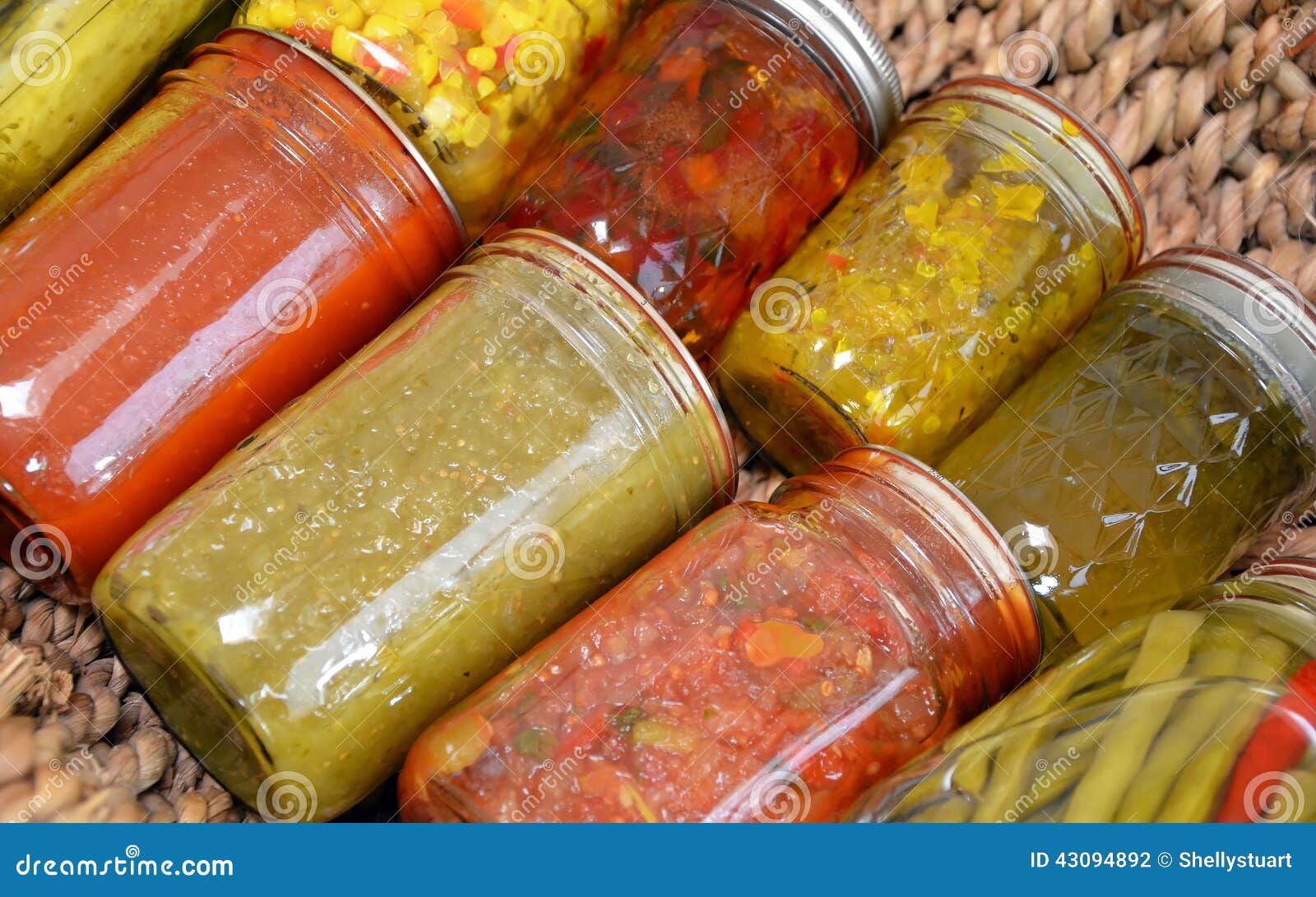 Variedad Casera De La Comida Enlatada Foto de archivo - Imagen de ...