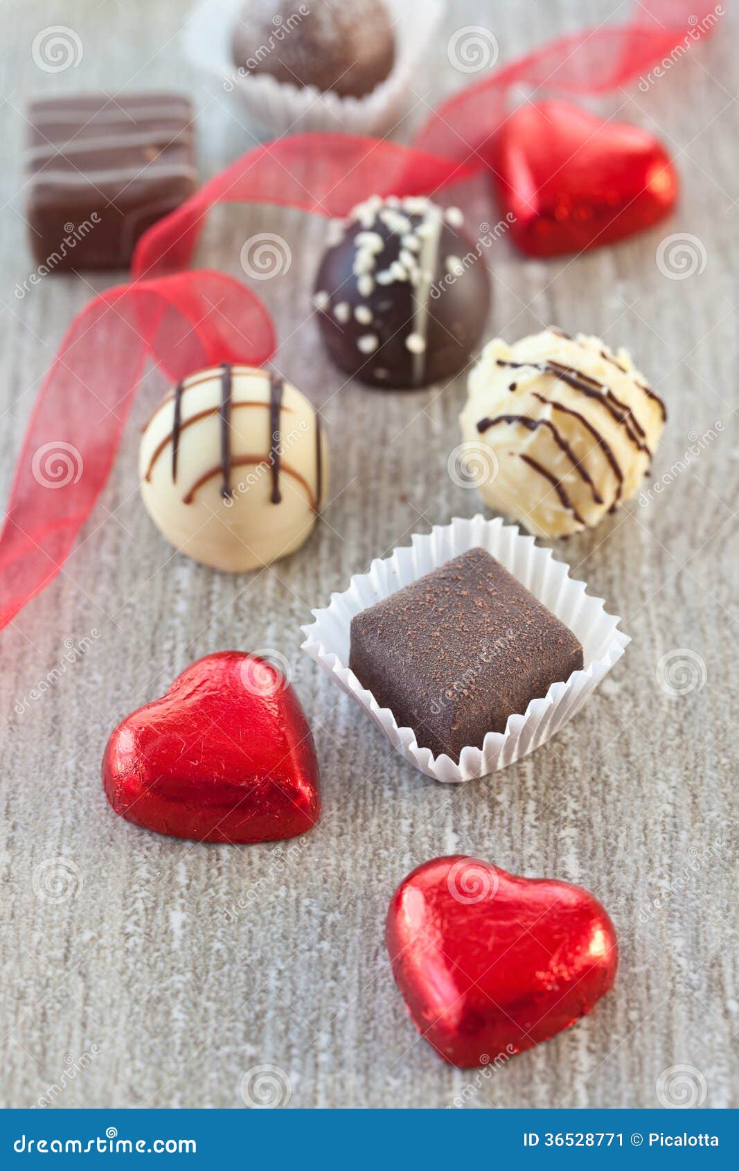 Variedad de chocolates imagen de archivo. Imagen de brillante - 36528771