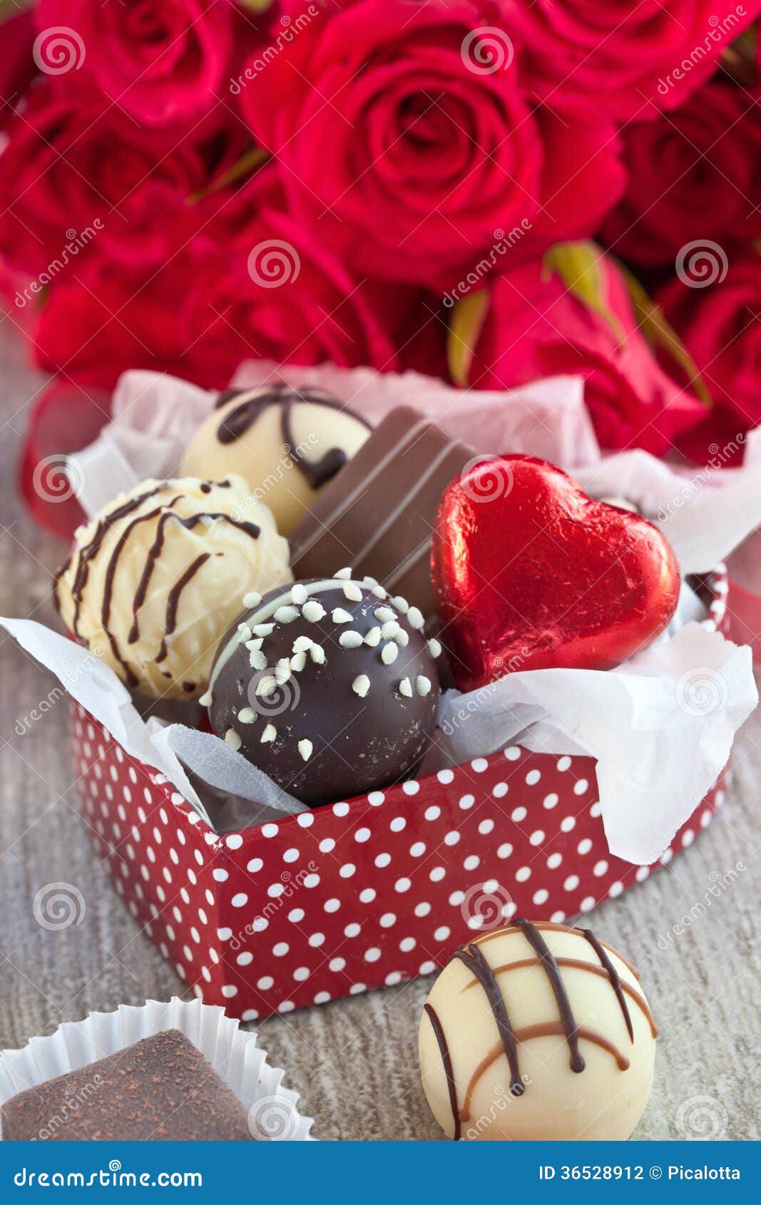 Variedad de chocolates foto de archivo. Imagen de rojo - 36528912