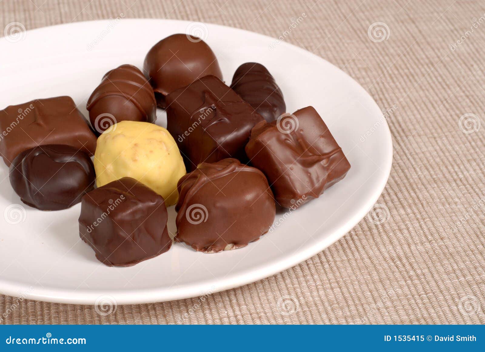 Variedad De Chocolates En Una Placa Blanca Imagen de archivo - Imagen ...