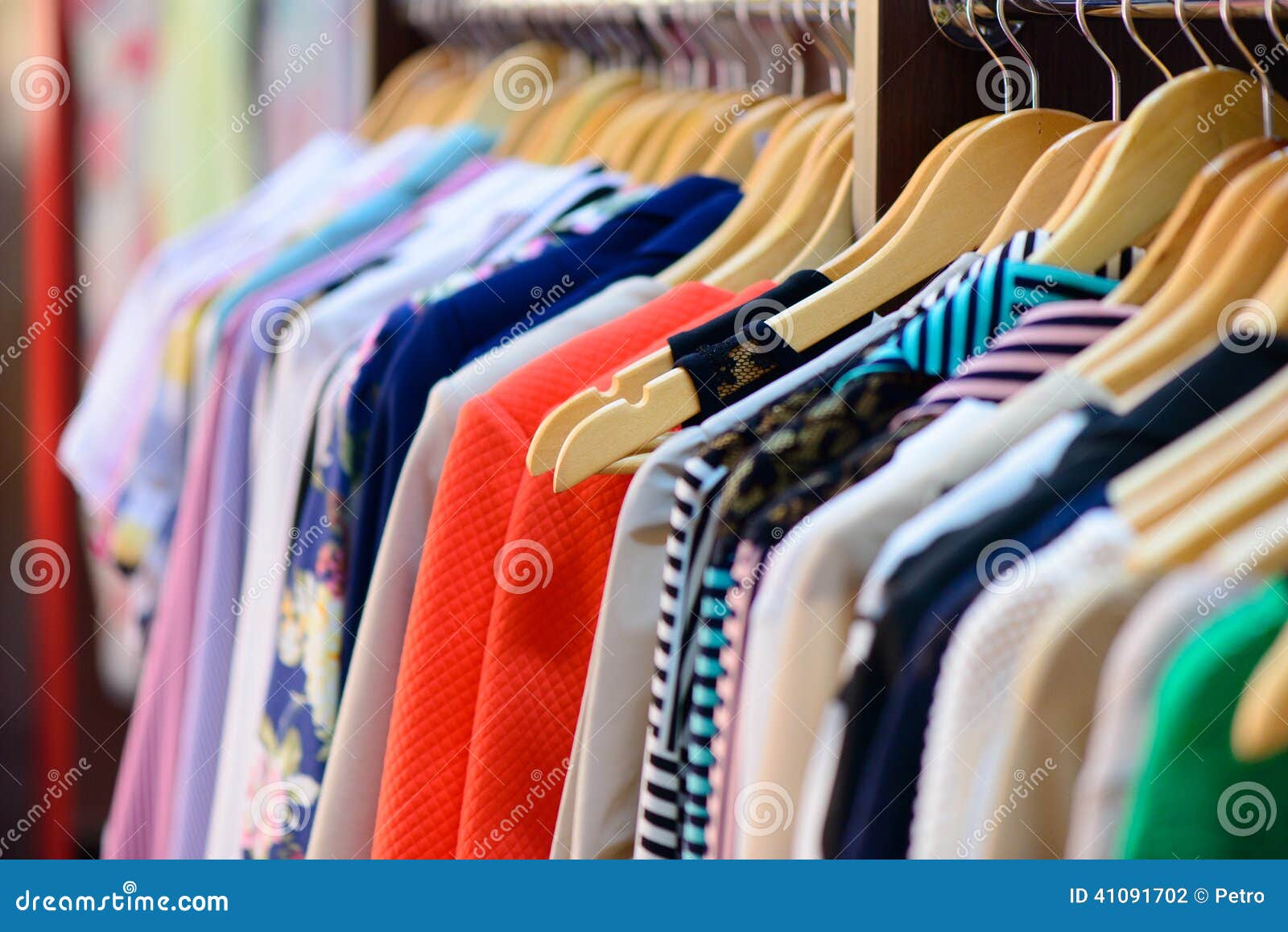 Variedad De Ropa Que Cuelga En El Estante Foto de archivo - Imagen de ...