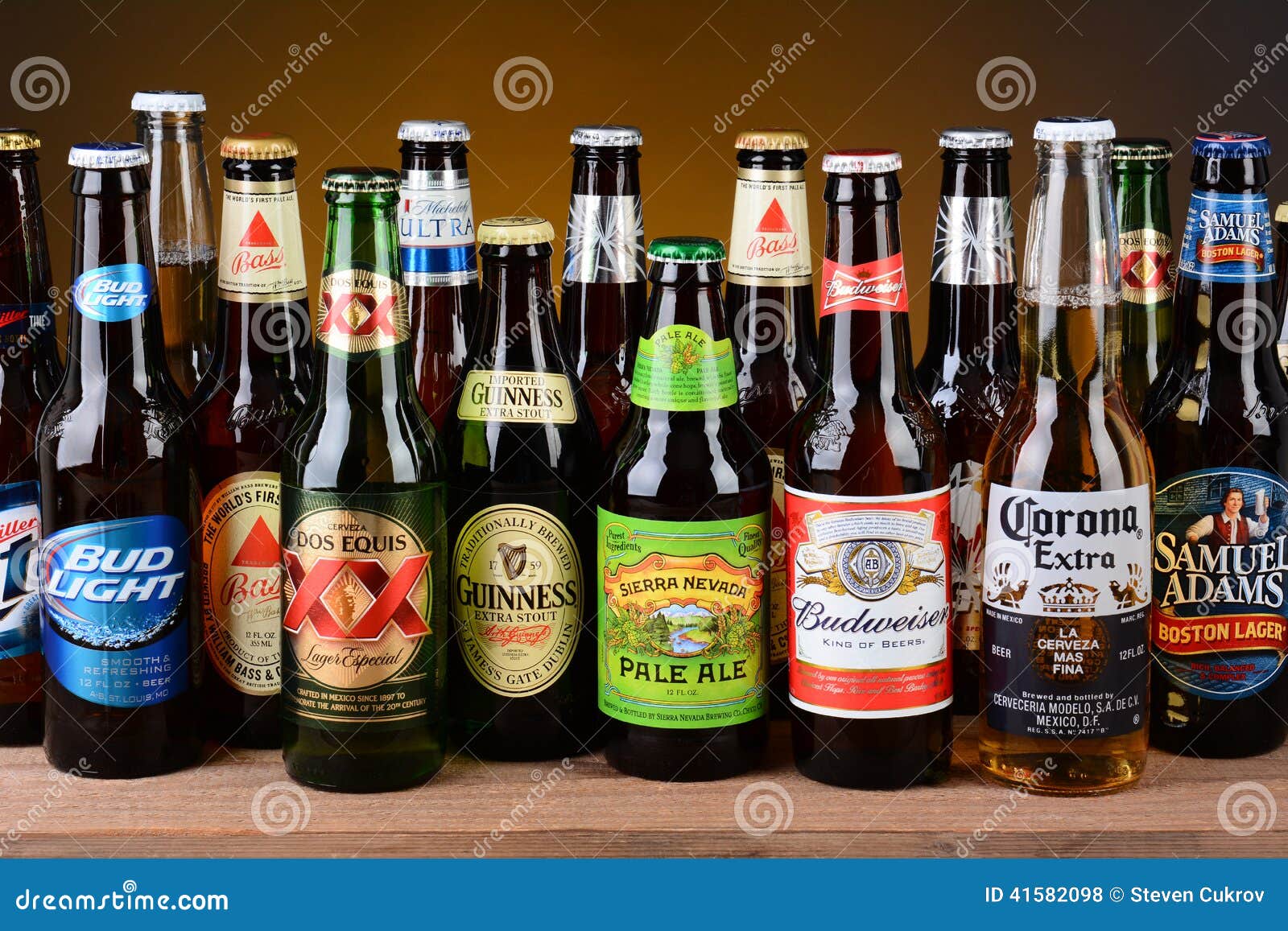 Variedad De Solas Botellas De Cerveza Foto de archivo editorial ...