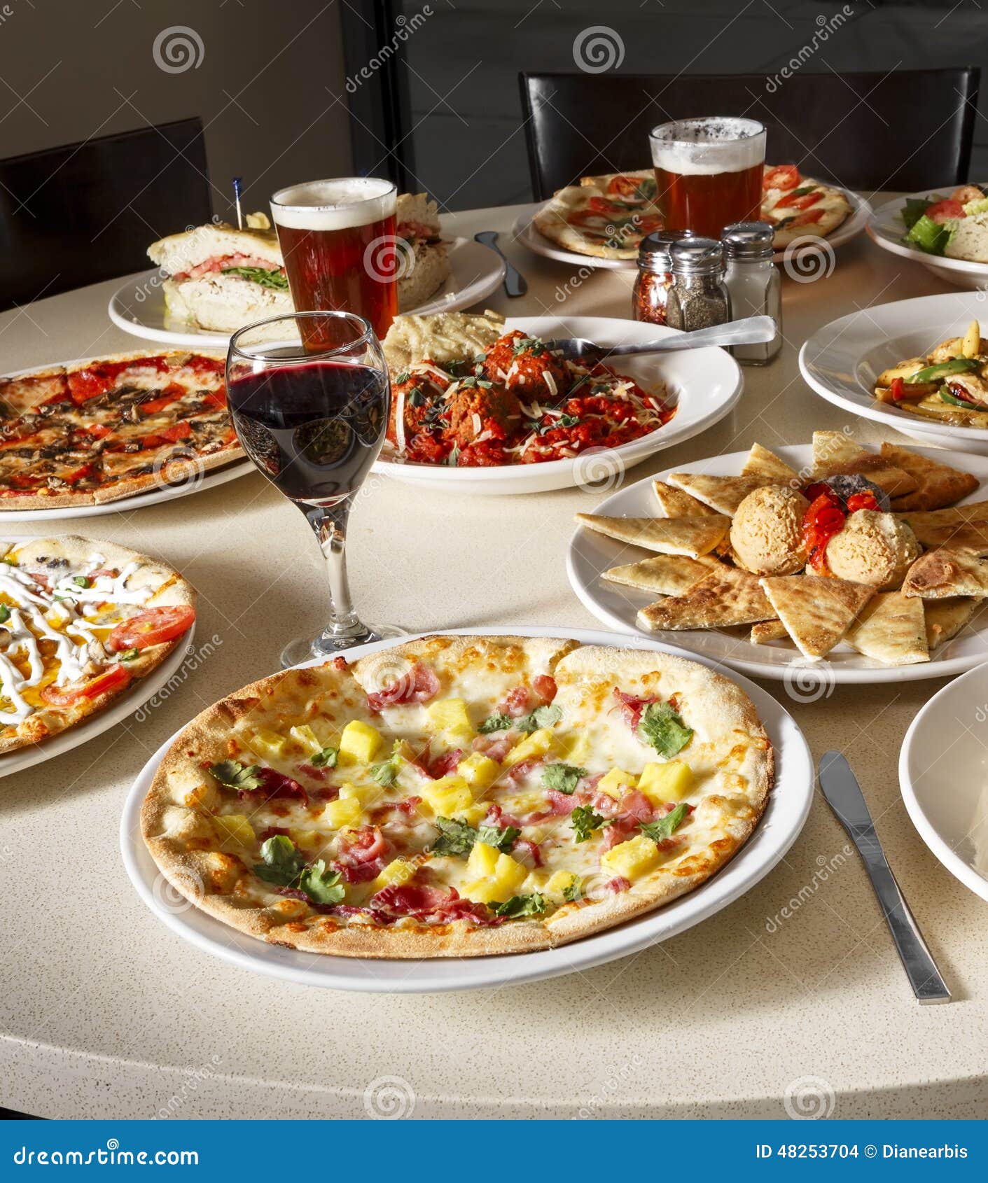 Variedad Y Bebida De La Comida Foto de archivo - Imagen de ocasional ...