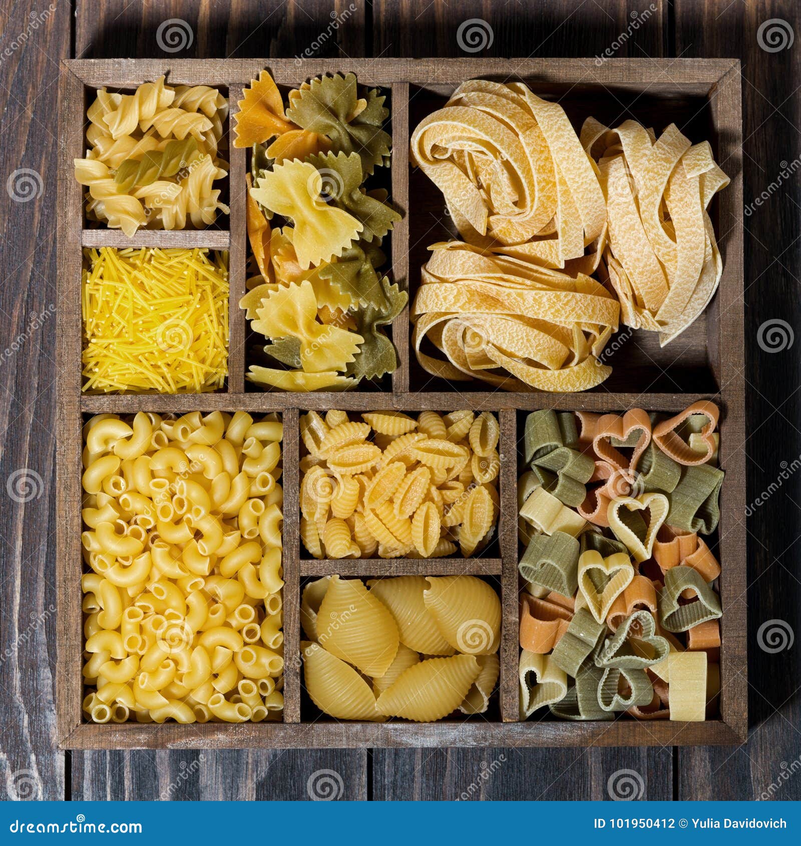Variedade Da Massa Seca Em Uma Caixa De Madeira Foto de Stock - Imagem ...