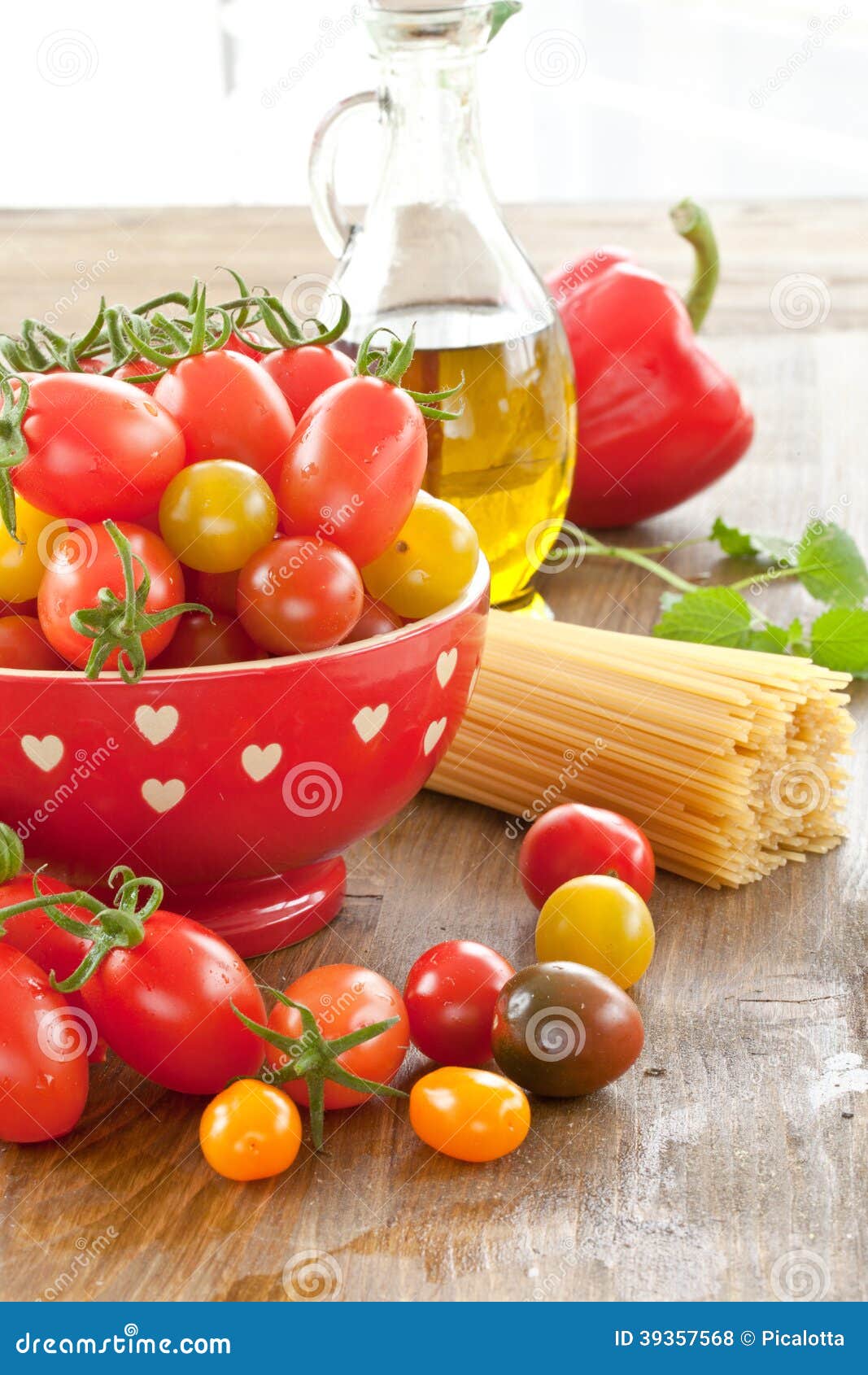 Variedade De Tomates E De Massa Foto de Stock - Imagem de tomates ...