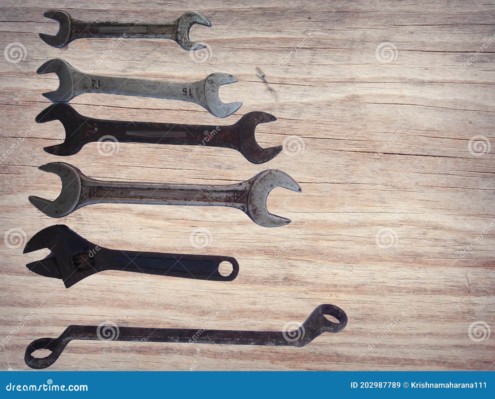 Varios Tipos De Llave Y Llave Regulable Aislada Sobre Fondo De Madera ...