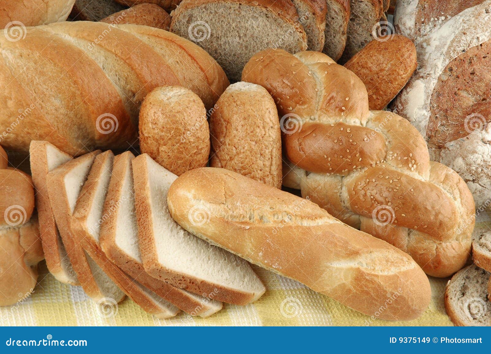 Varios tipos de pan imagen de archivo. Imagen de alimento - 9375149