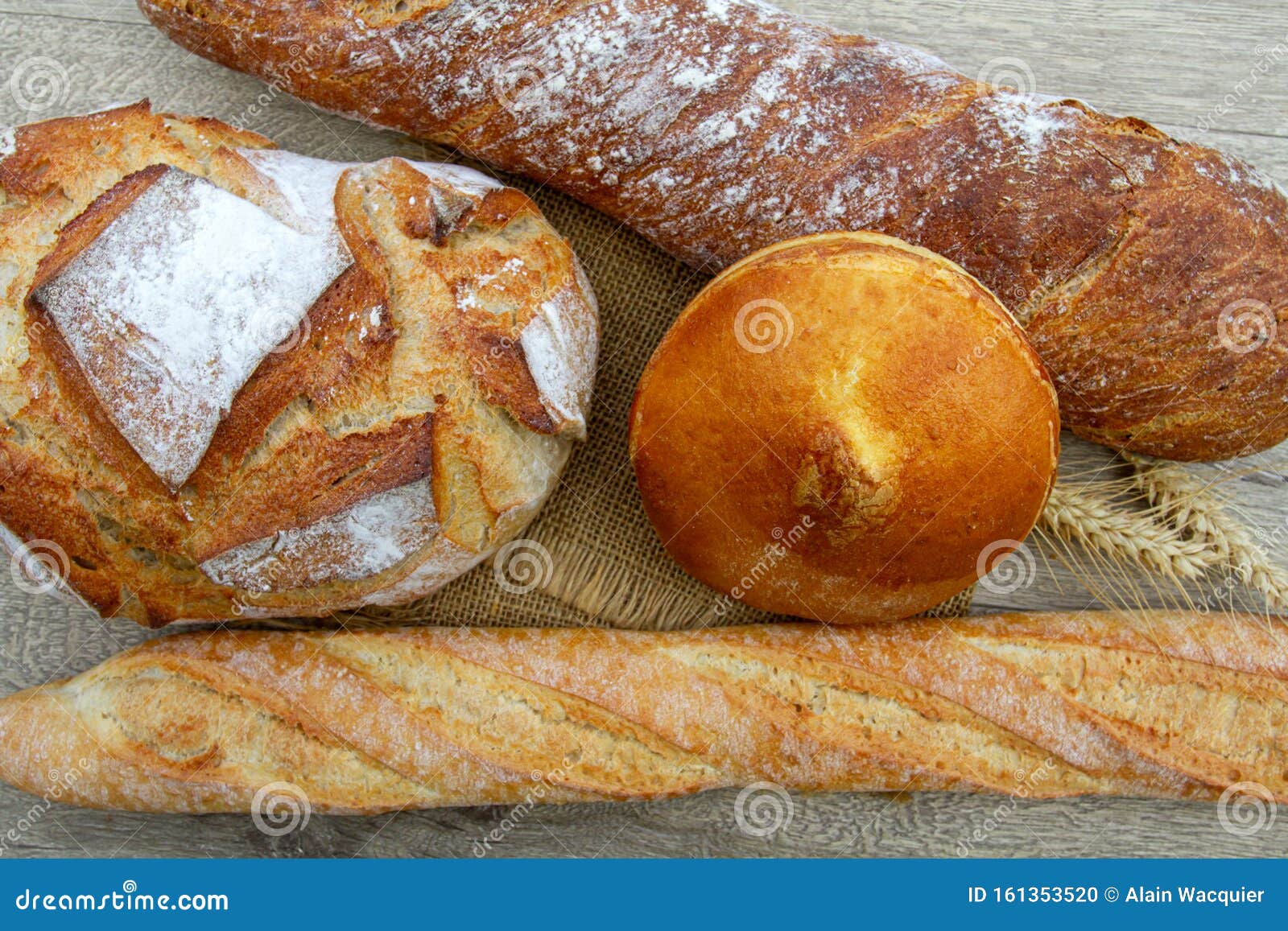 Varios tipos de pan foto de archivo. Imagen de tradicional - 161353520