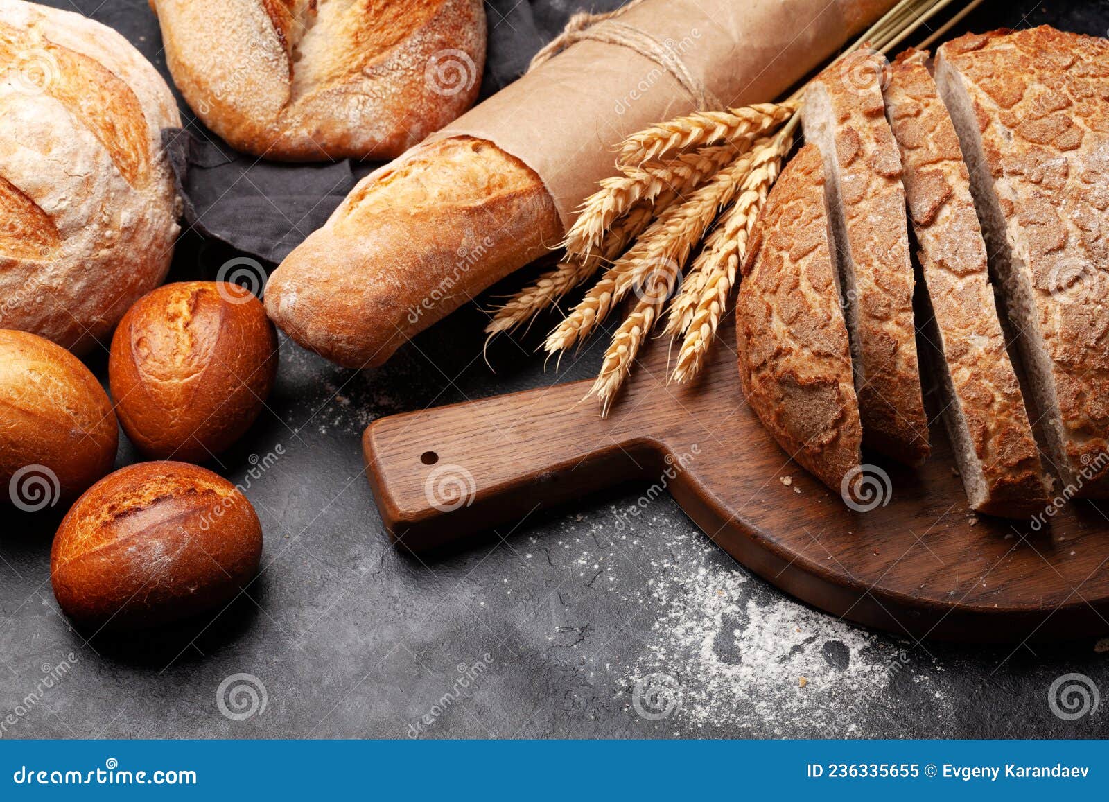 Varios tipos de pan imagen de archivo. Imagen de blanco - 236335655