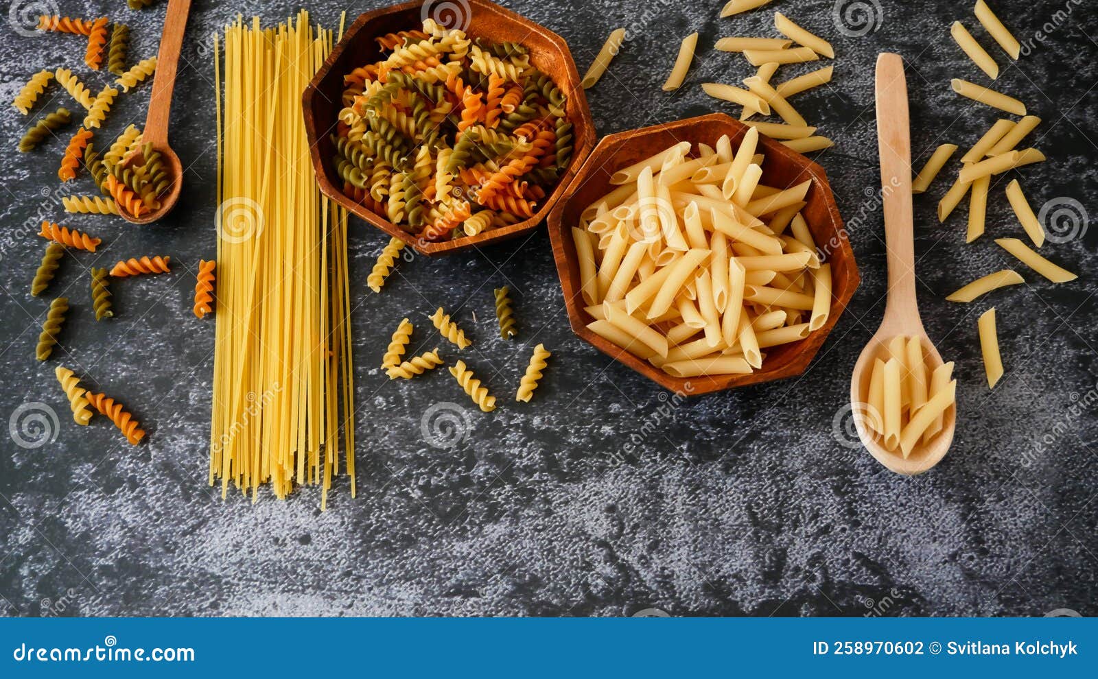 Varios Tipos De Pasta Cruda Set Y Tomate Set Foto de archivo - Imagen ...