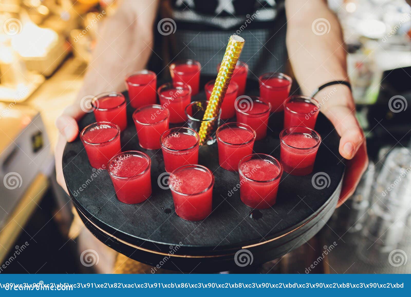 Varios Tiros De Alcohol Rojo En El Bar Foto de archivo - Imagen de club ...