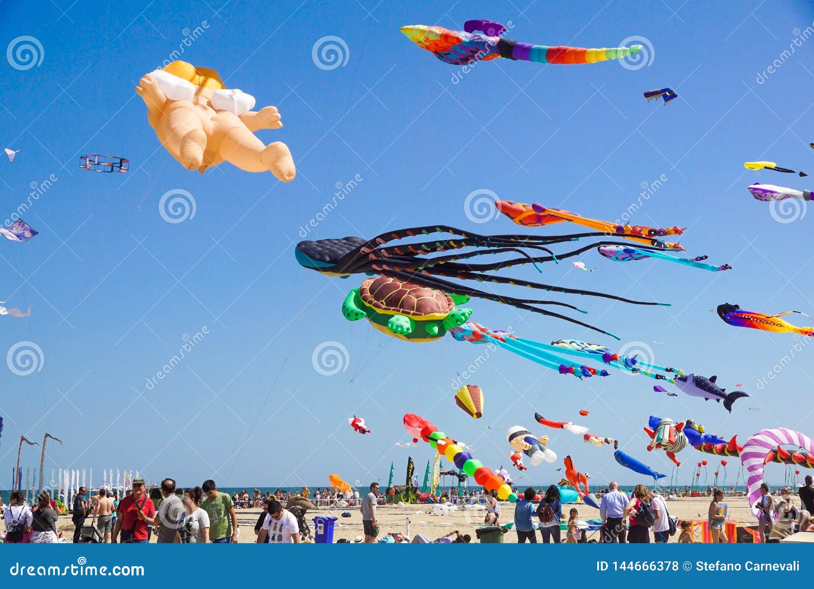 Kites Flying At Sunset At The Galle Face Beachfront Urban Park Area In ...