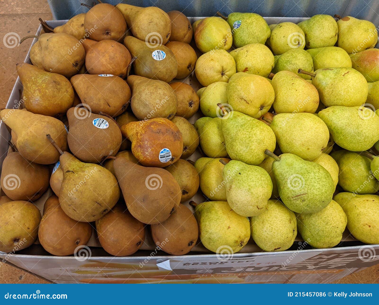Various Pears Available for Purchase Editorial Photo - Image of ...