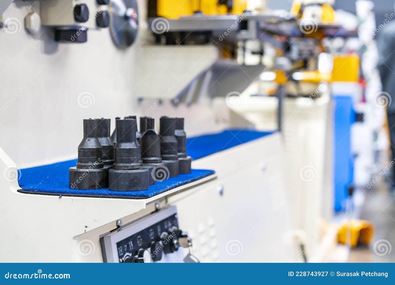 Hydraulic Punch And Shear Machine For Cutting Various Shape Metal Such ...