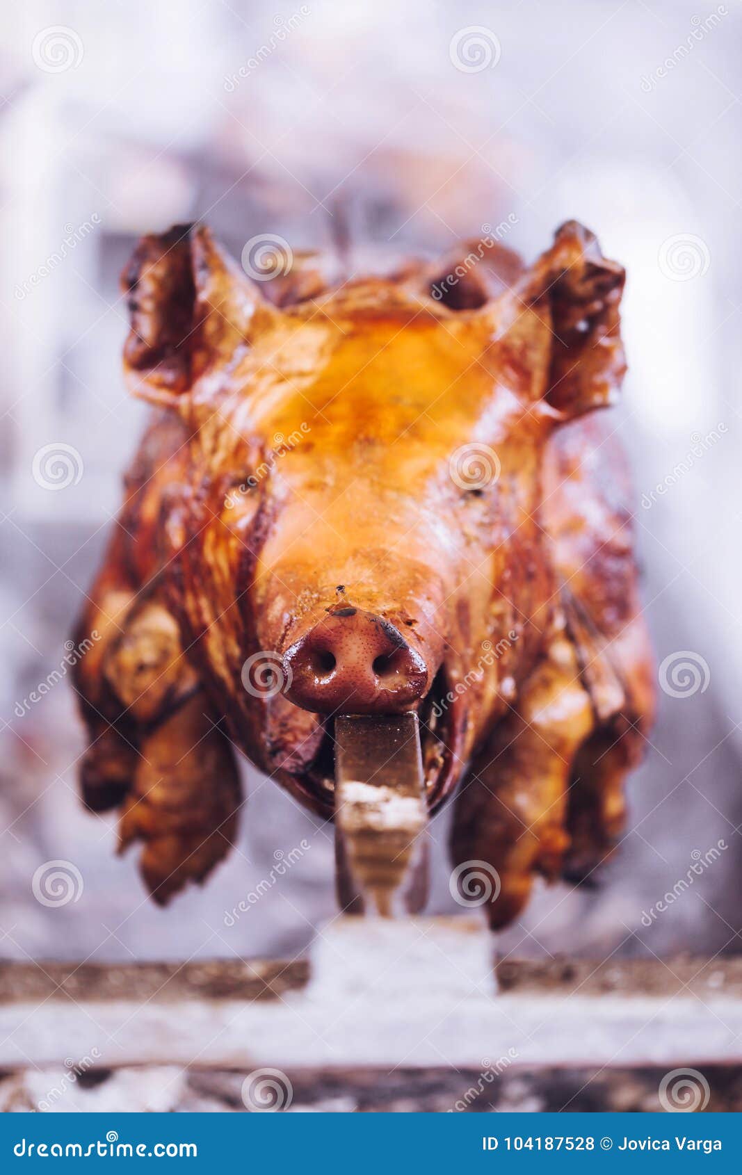 Varken Op Een Spit Wordt Geroosterd Dat Stock Foto - Image of brand ...