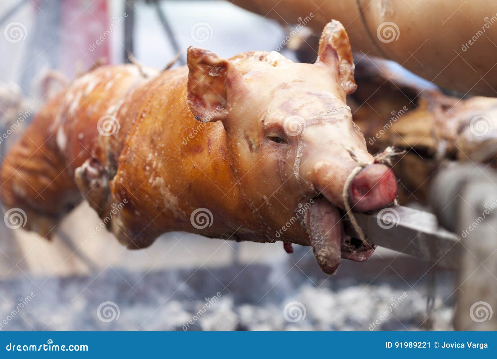 Varken Op Een Spit Wordt Geroosterd Dat Stock Afbeelding - Image of ...