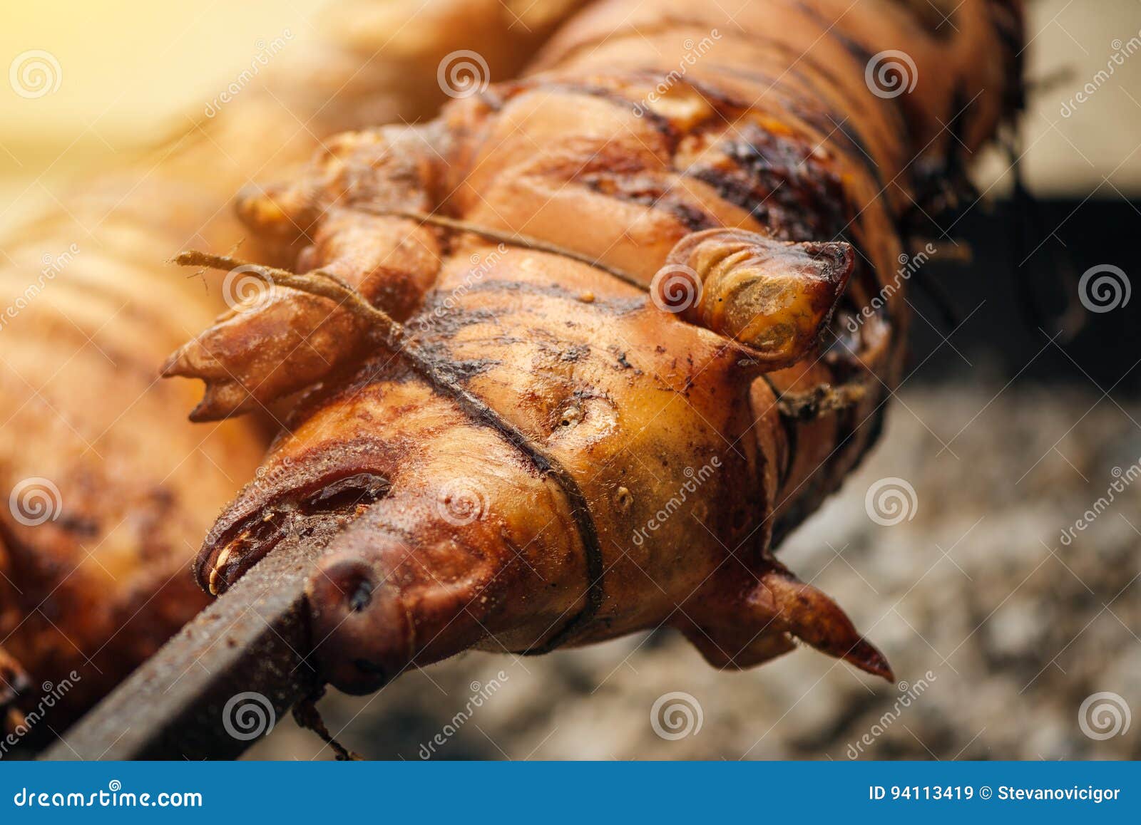 Varken Op Een Spit Wordt Geroosterd Dat Stock Afbeelding - Image of ...