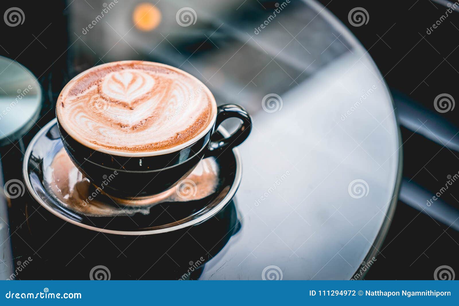 Varm Kaffekopp I Coffee Shop Arkivfoto - Bild av bakgrund, kaffe: 111294972