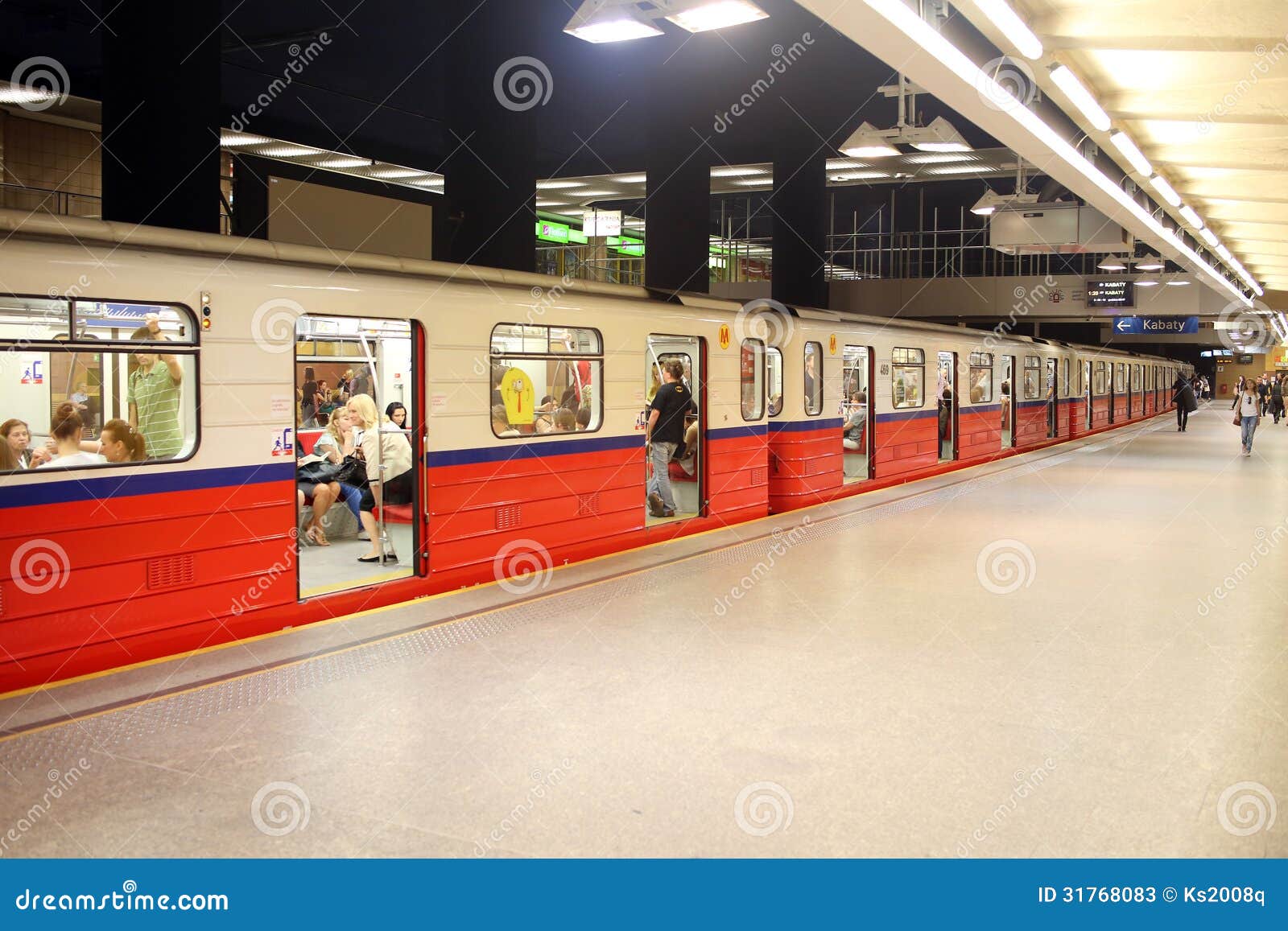 Varsovia. En el metro foto de archivo editorial. Imagen de llegada ...