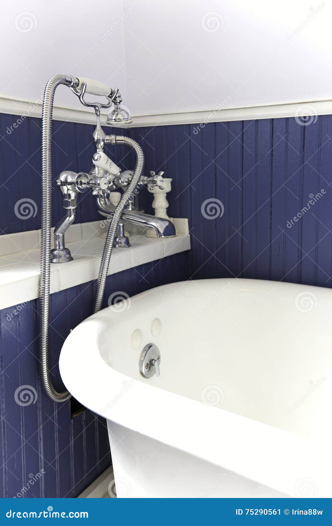 Vasca Bianca Con Hardware Antico, Parete Di Legno Blu Immagine Stock ...