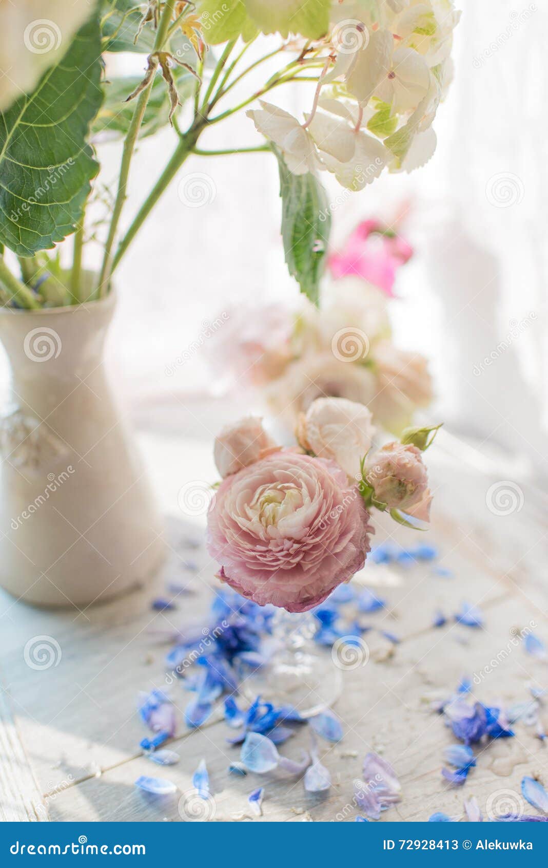 Vase with pink roses stock image. Image of color, design - 72928413