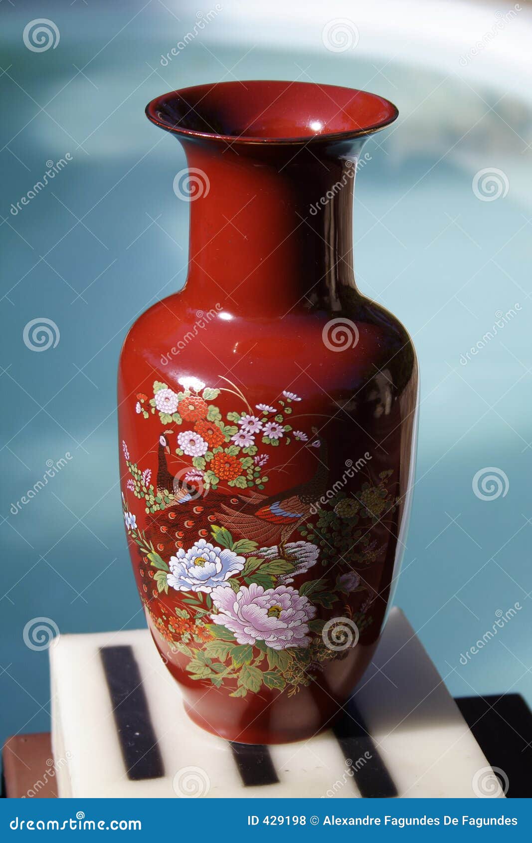 Vase rouge chinois photo stock. Image of rose, céramique - 429198