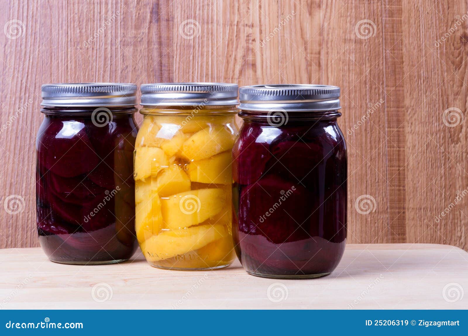 Vasi di conserva frutta immagine stock. Immagine di agricoltura - 25206319