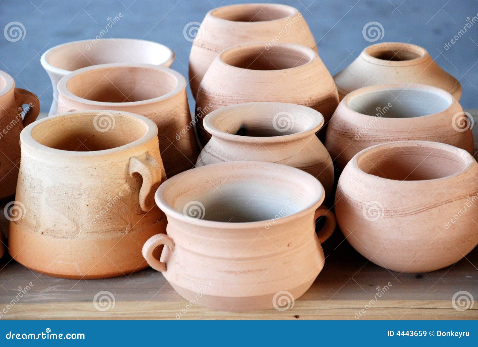 Vasi e POT dell'argilla immagine stock. Immagine di forno - 4443659