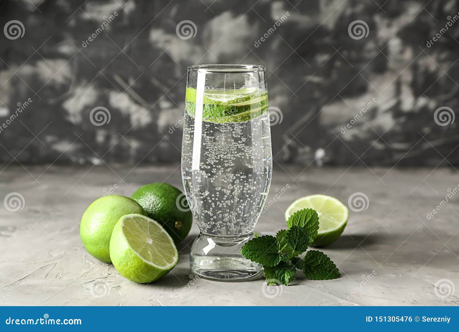 Vaso De Agua Con La Cal En La Tabla Gris Foto de archivo - Imagen de ...