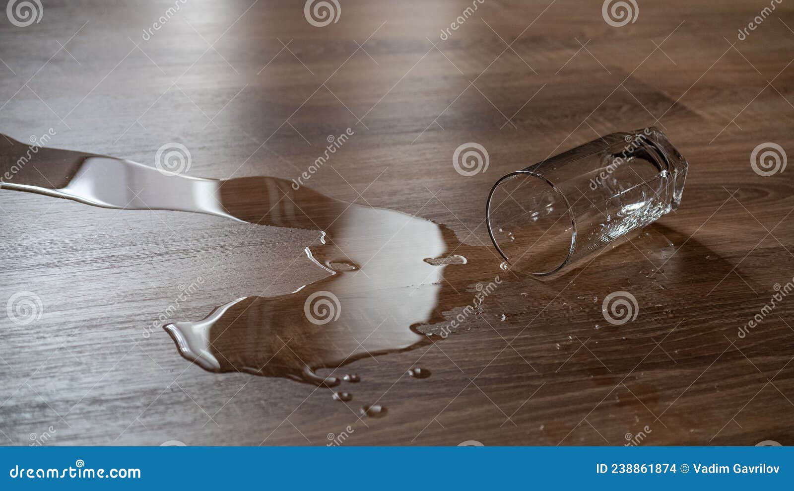 Vaso De Agua Derramado Sobre Un Laminado Foto de archivo - Imagen de ...