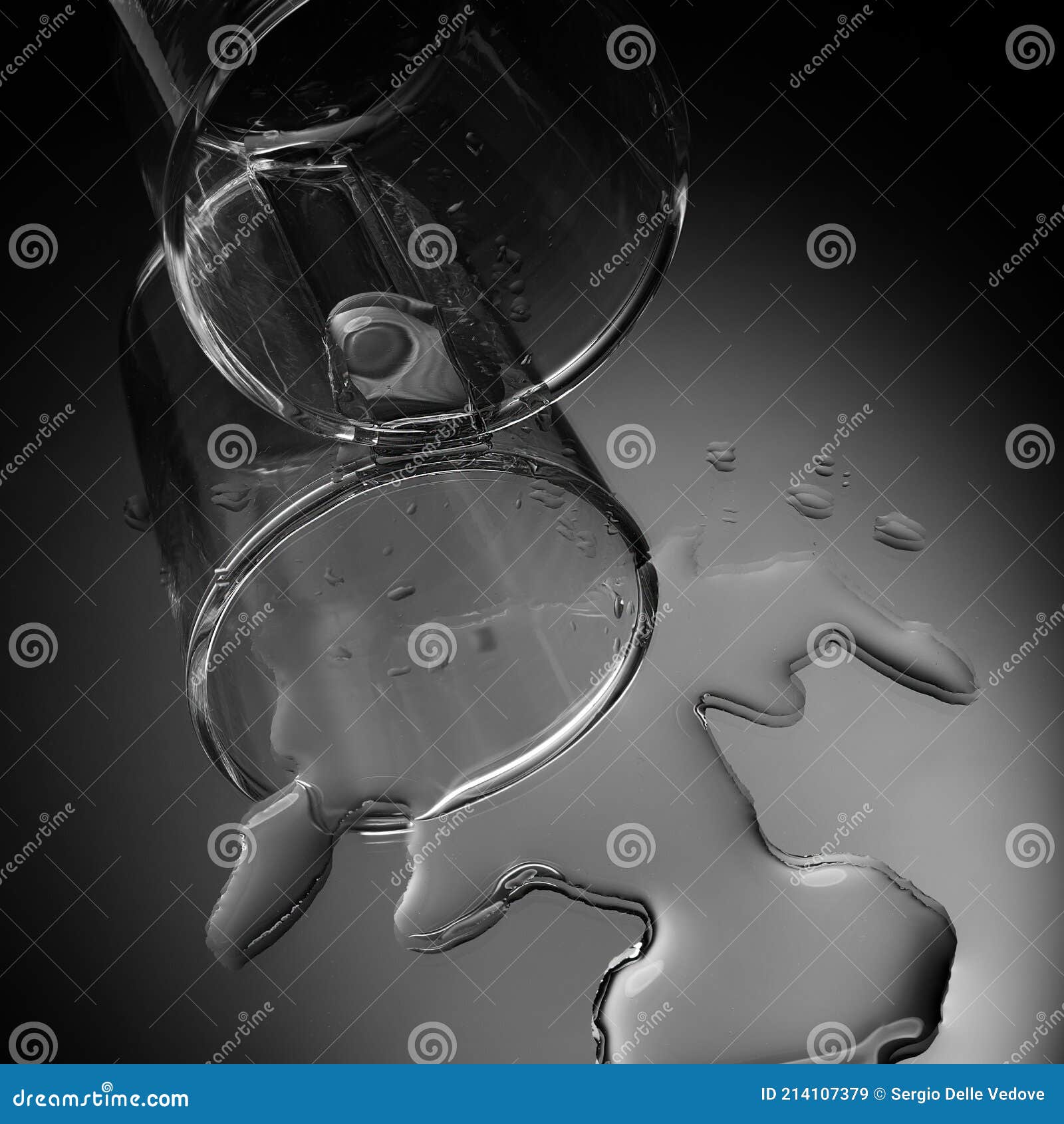 Vaso de agua derramado imagen de archivo. Imagen de macro - 214107379