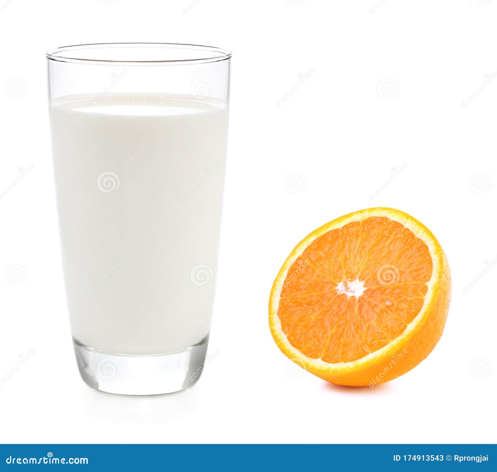 Vaso De Leche Con Naranja Aislado Sobre Blanco Imagen de archivo ...