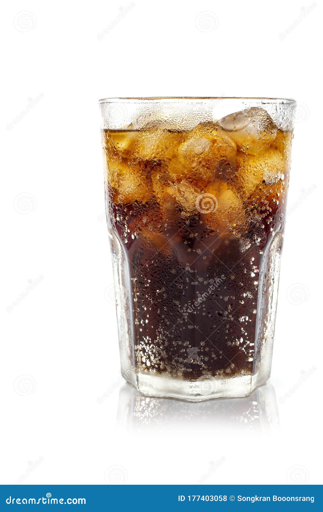 Vaso De Refresco En El Fondo Blanco Foto de archivo - Imagen de ...