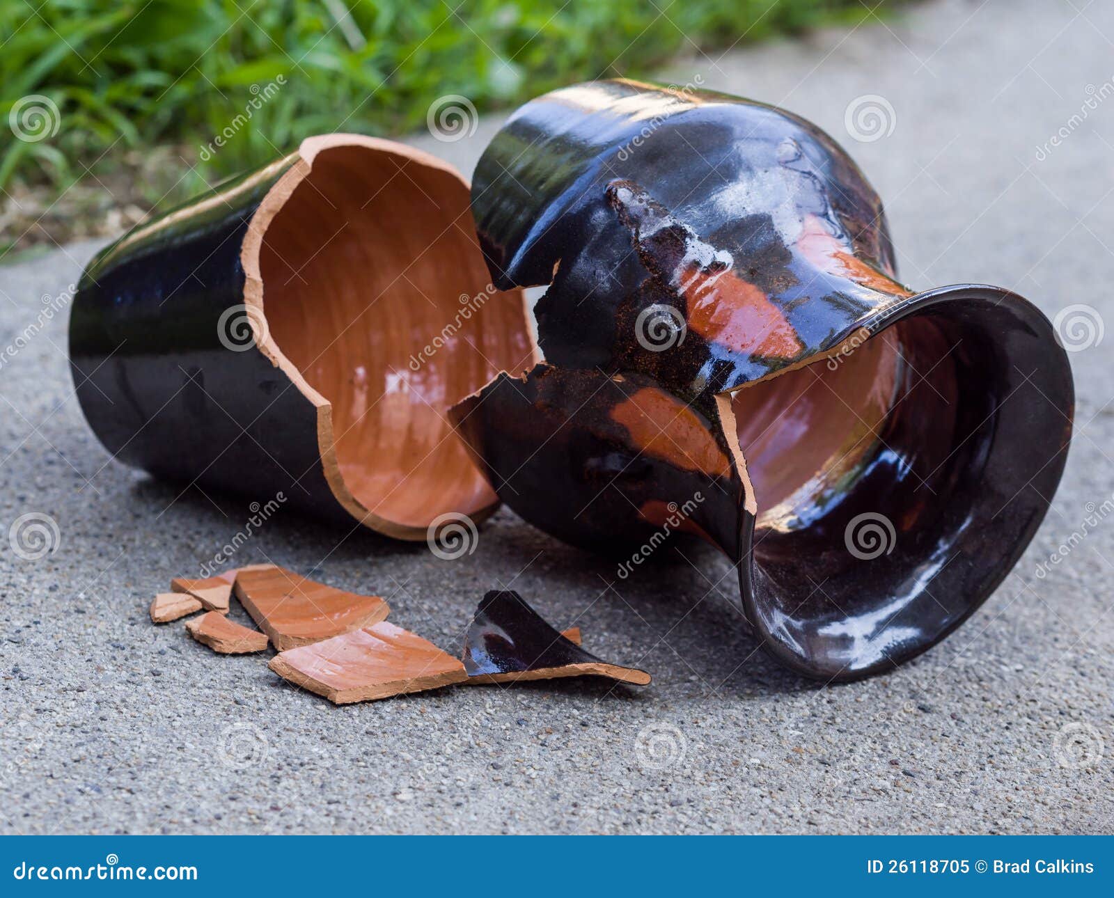 Vaso rotto immagine stock. Immagine di terraglie, parti - 26118705