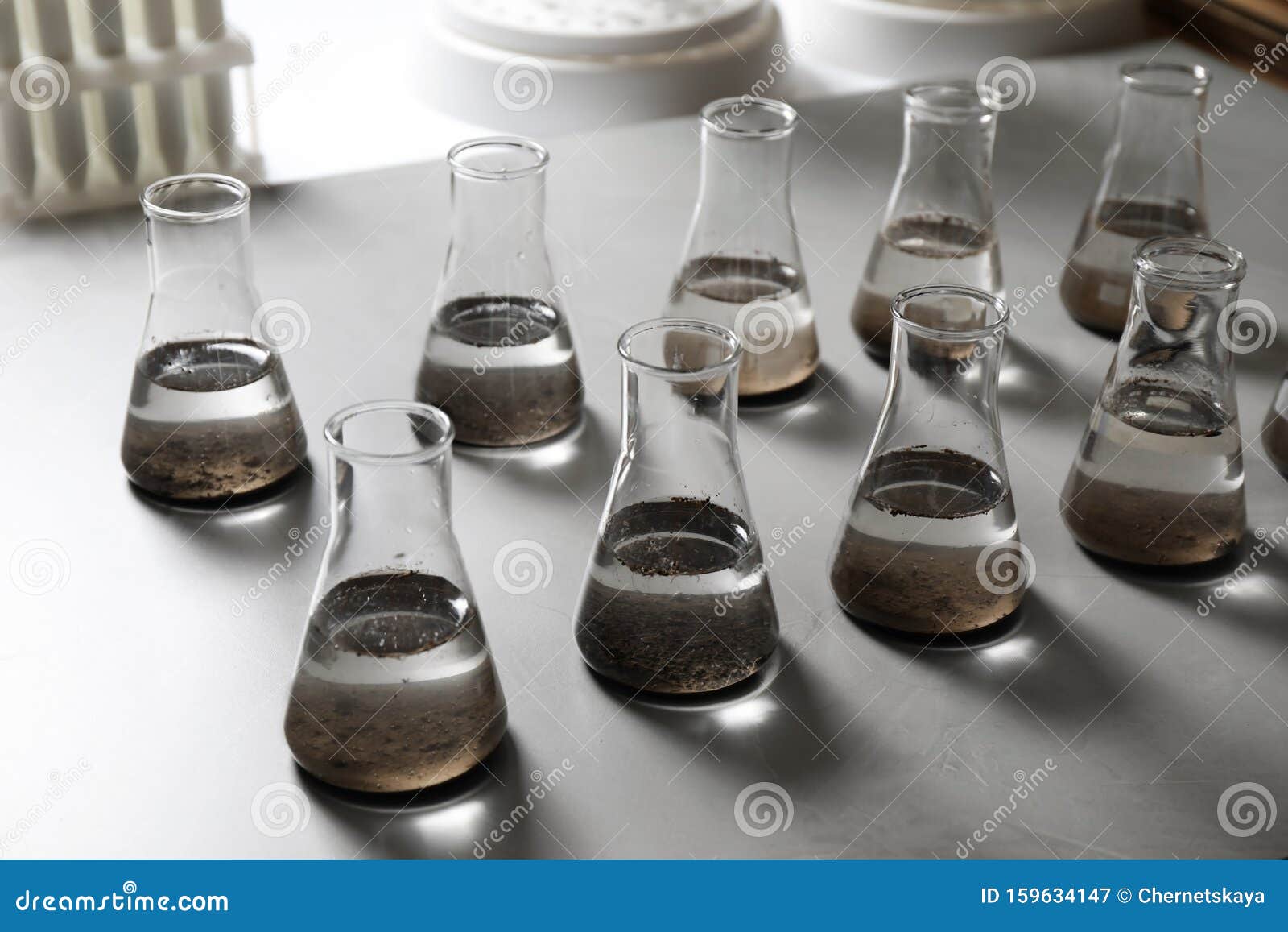 Vasos De Laboratorio Con Extractos De Tierra Imagen de archivo - Imagen ...