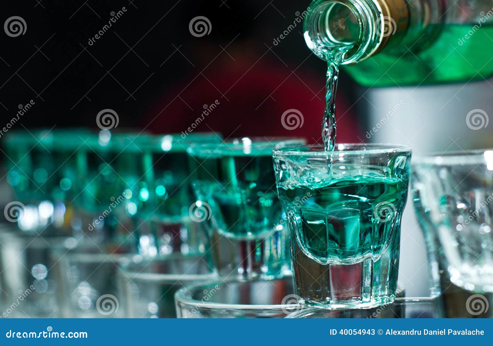 Vasos De Medida Por Completo De Alcohol Imagen de archivo - Imagen de ...