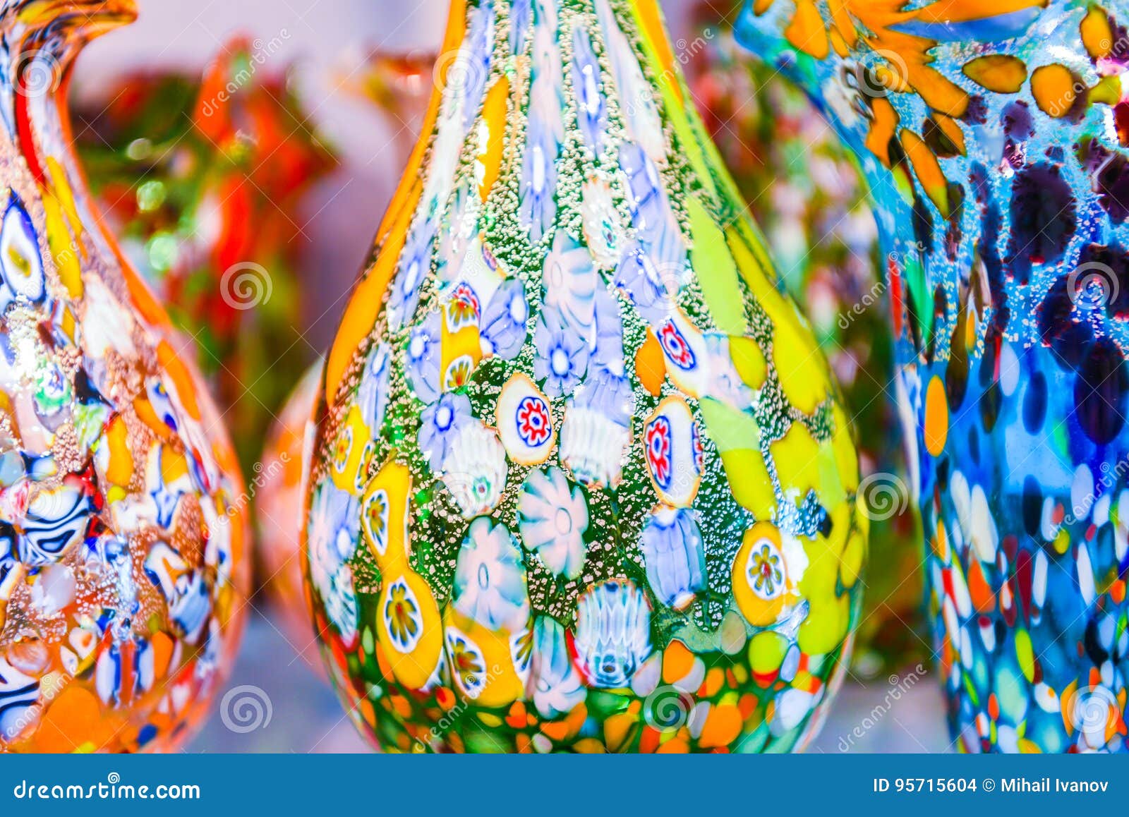 Vasos do vidro de Murano foto de stock. Imagem de console - 95715604