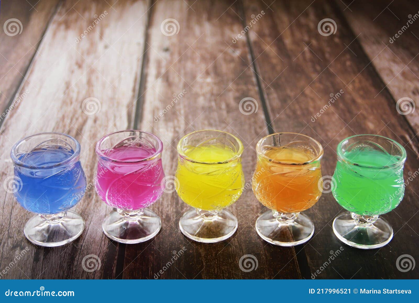 Vasos Transparentes De Vidrio Con Un Refresco Imagen de archivo ...