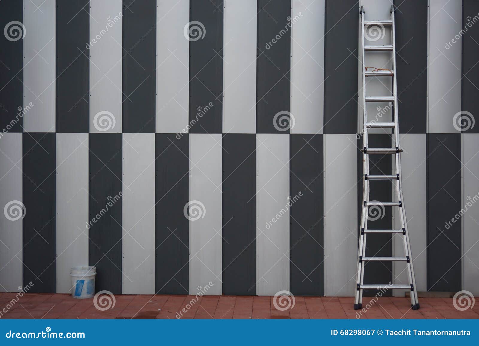 Vaste ladder met muur stock afbeelding. Image of werk - 68298067