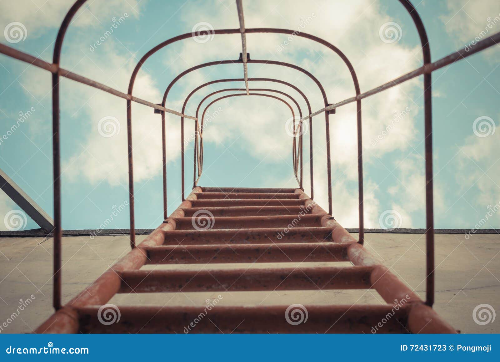 Vaste ladder tot hemel stock afbeelding. Image of industrie - 72431723