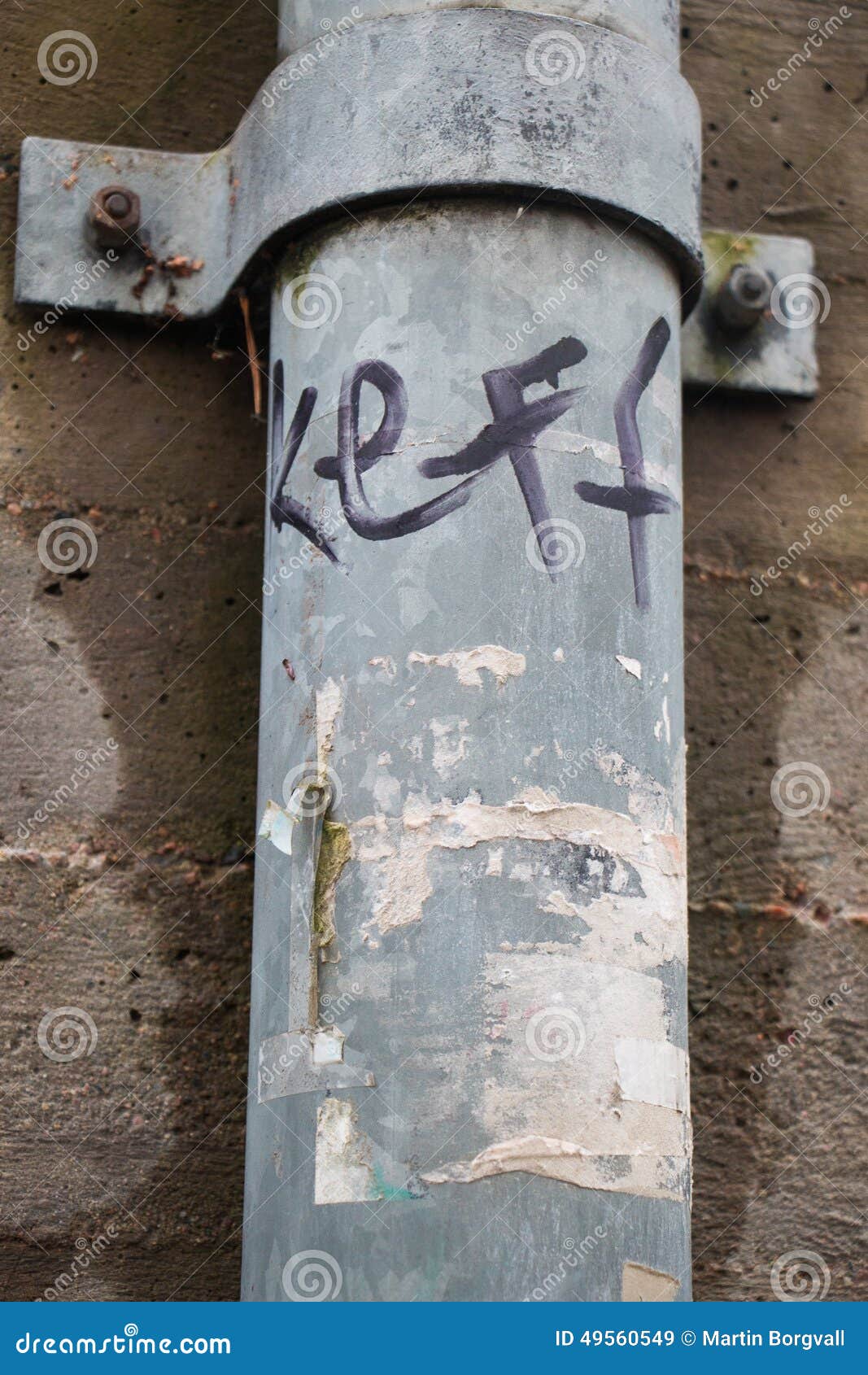 Vastgeboute rioolbuis stock afbeelding. Image of pijp - 49560549