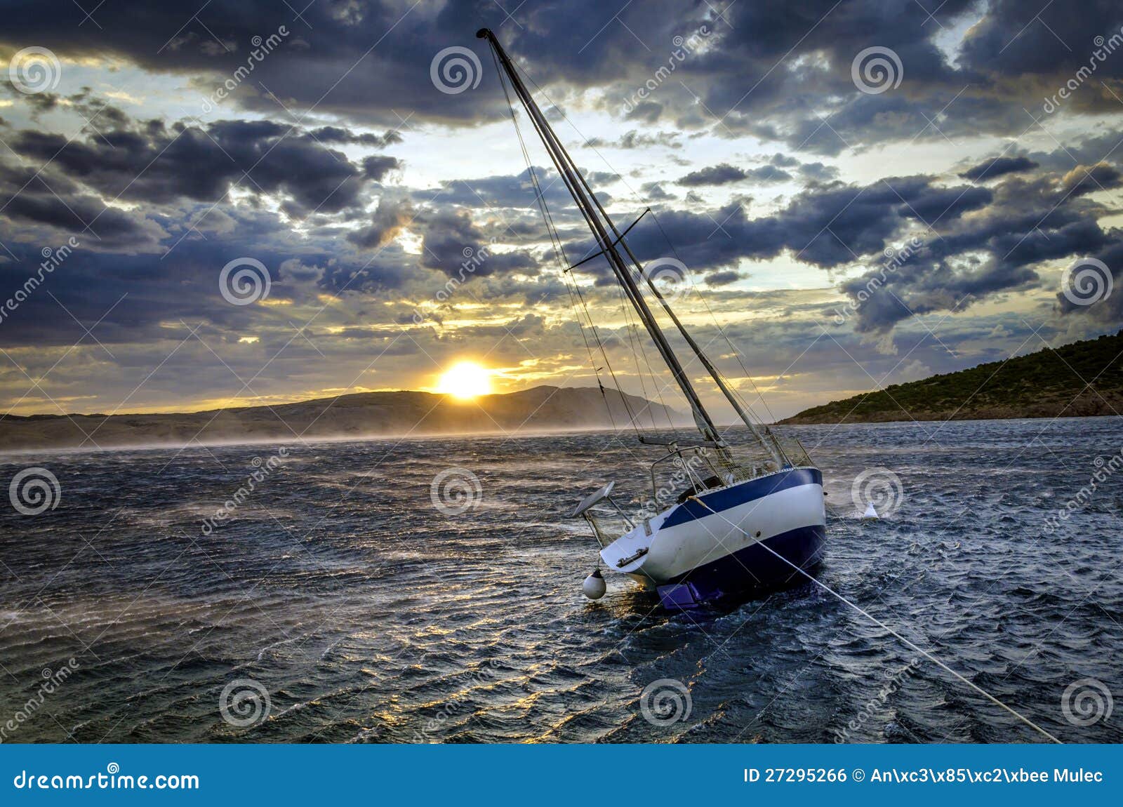 Vastgelegde Zeilboot in Zware Winden Stock Foto - Image of wolken, boei ...